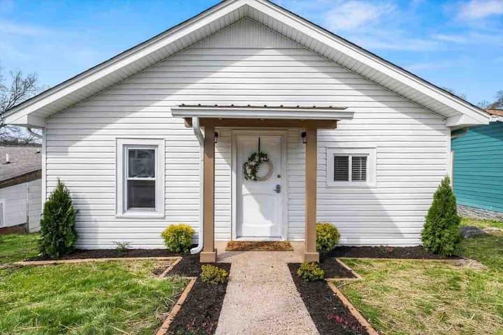 Sokno’s Moderncozy Gem Near Baker Creek & Downtown - Knoxville, TN