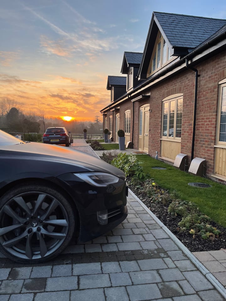 Brand New High Spec Home With Lake View, Hot Tub - Dorking