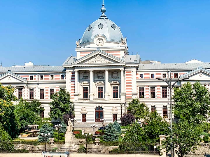 Chic Urbana: Huge & Central 5 Bedroom Gem - Bucharest