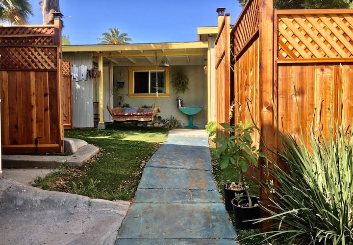 Urban Oasis 1b/1b W/private Yard In Highland Park! - Los Angeles, CA