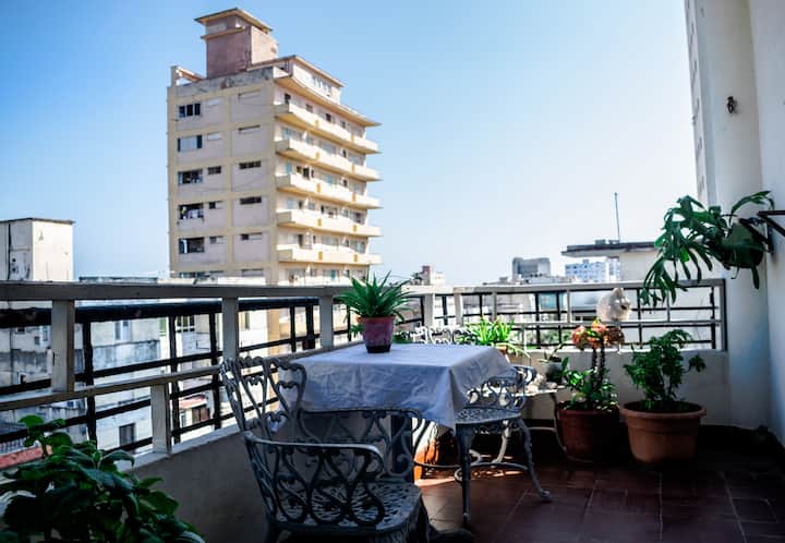Terraza En El Vedado Vista Al Mar/ 2 Habitaciones - Havana