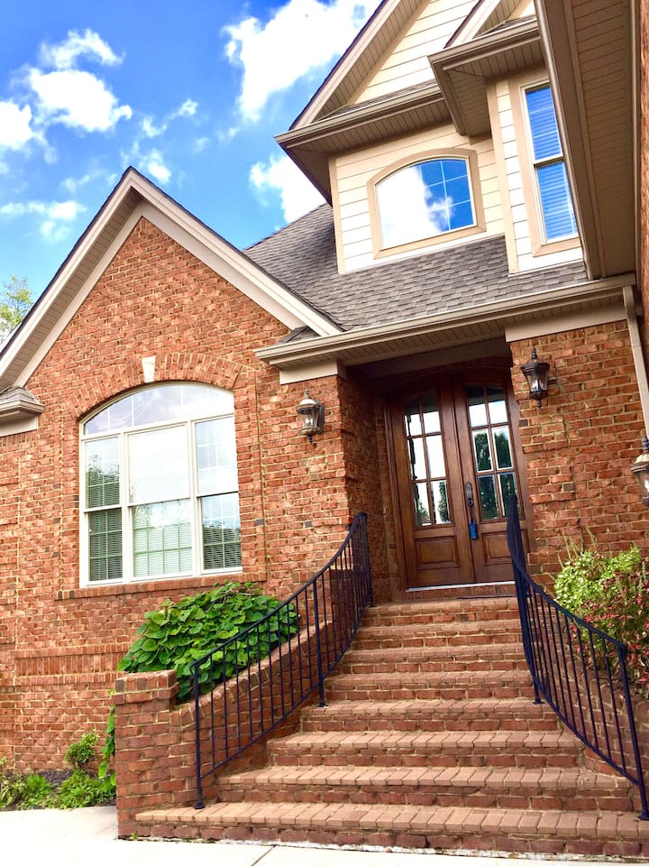 Large And Luxurious, With Green Space - Lexington, KY