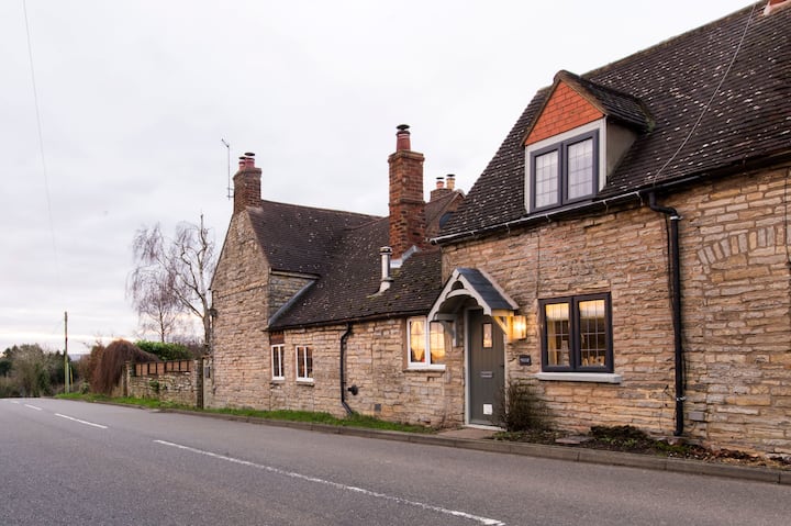 Cosy 2 Bedroom Stone Cottage, Log Burner, Parking - Warwickshire