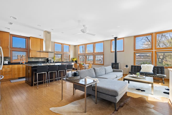 Rivera House-fun And Comfort Steps From The Beach - Hobart, IN