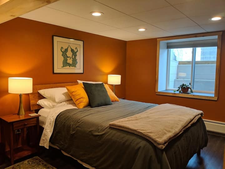 Warm & Stylish Apartment W/laundry - Walk To Dt - Northampton, MA