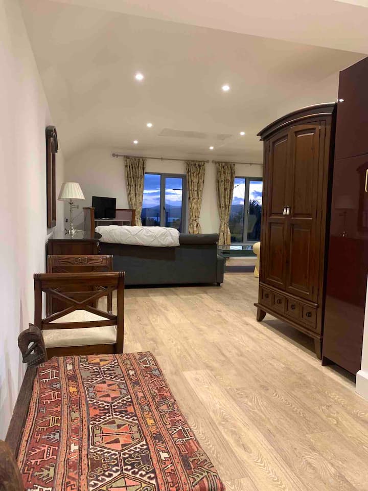 Tig Fuchia. Spacious Seaview Guesthouse. Beenbawn - Dingle