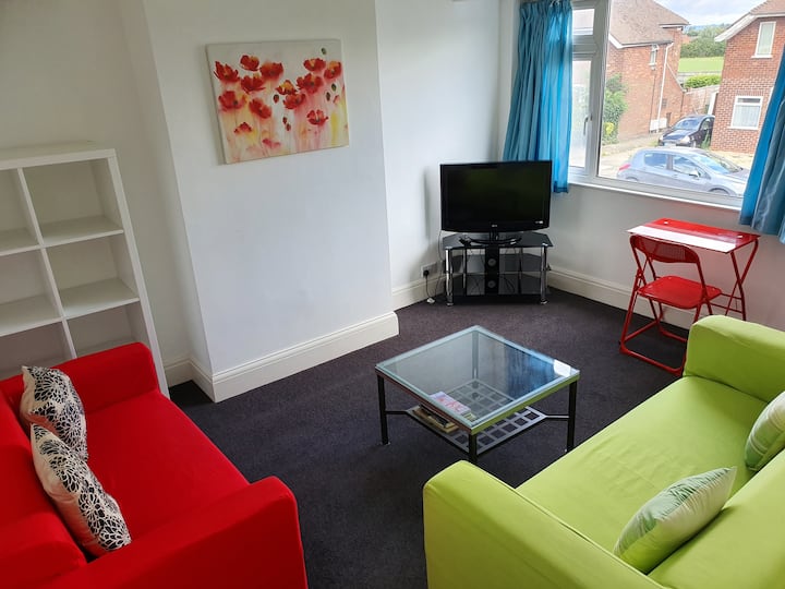 Fast Wifi, Garden, Parking , 2 Bedroom Apartment. - Cheltenham