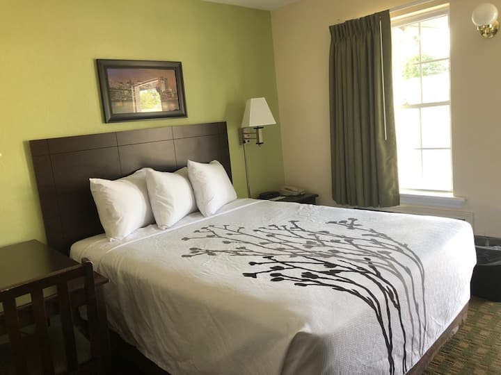 Sea Girt Lodge | One King Bed - Sea Girt, NJ