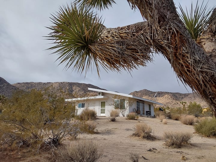 Shangri La-la-la-hot Tub Park Views Panoramic - Joshua Tree, CA
