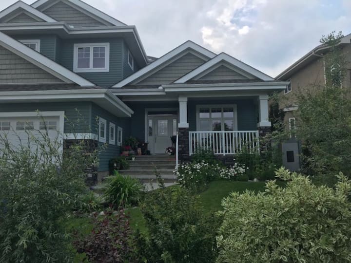 Spacious And Welcoming Home Awaits You! - Saint Albert