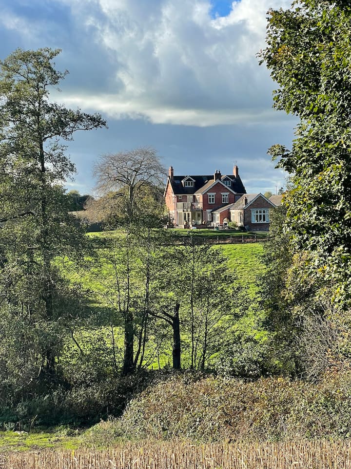 Cheshire Boutique Farmhouse - Cholmondeley Castle Gardens