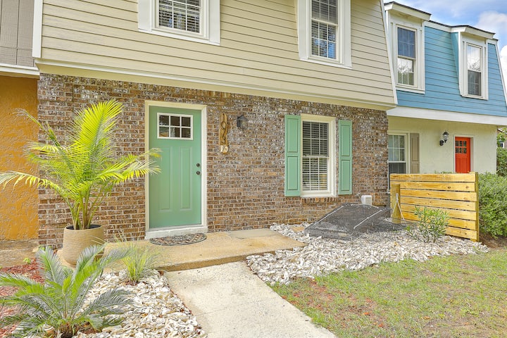 Close To Beach + Downtown With Backyard, Parking! - Charleston, SC