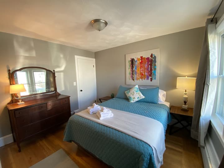 Sunny And Spacious 2 Br. Off Street Parking - Rhode Island