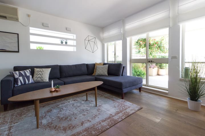 Beautiful Duplex, Terrace, Parking, Close To Beach - Tel Aviv-Yafo