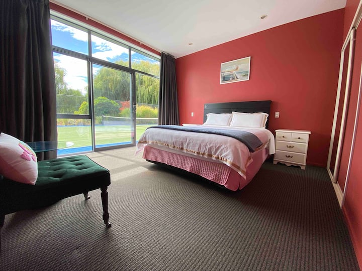 Tranquil And Entertaining Lifestyle 2 Bed House - Christchurch