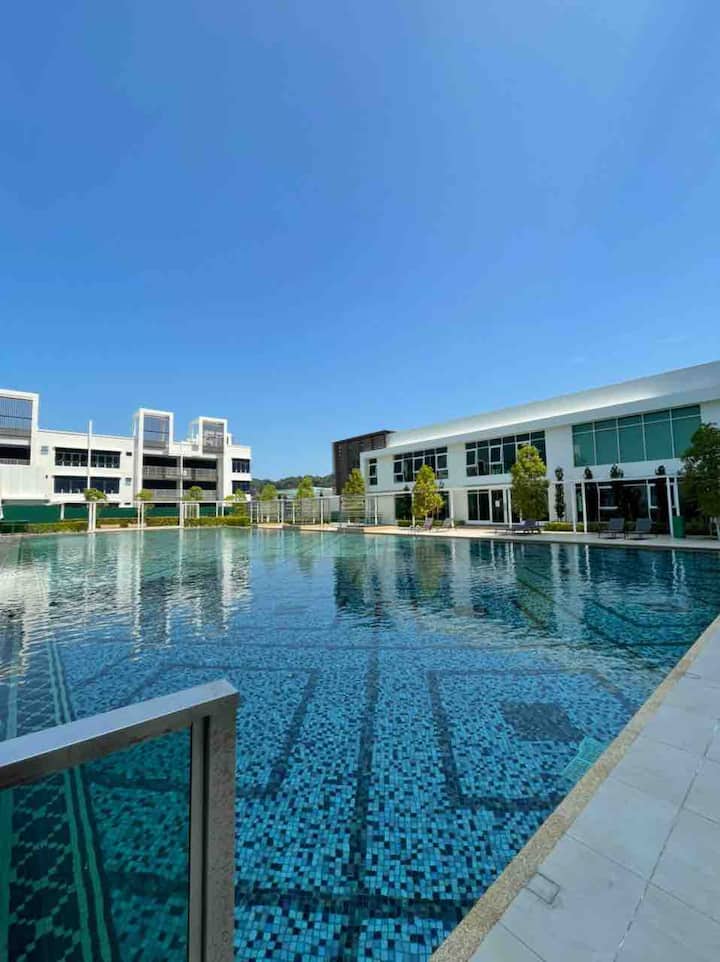 Modern & Spacious Condo With Pool, Jacuzzi, Sauna - Penang