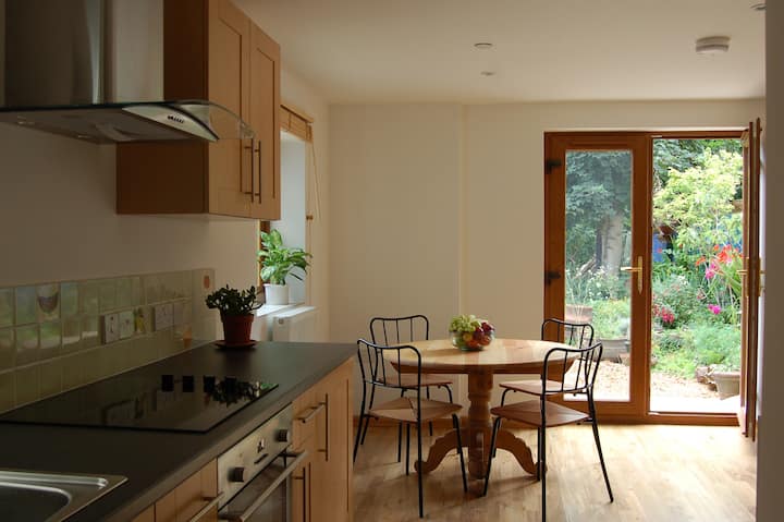 Beautiful Flat Overlooking Garden - Chippenham