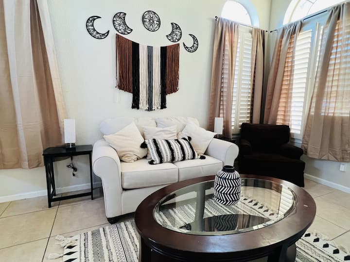 Spacious Studio With King Bed! - 폴브룩