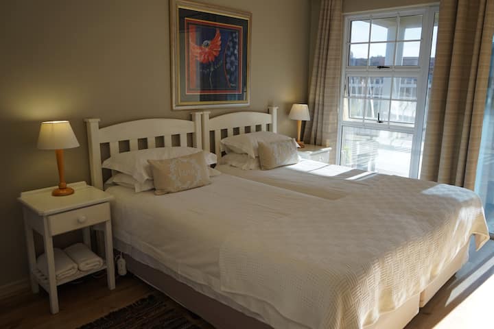 Diaz Beach House : Twin Bedroom (Groundfloor) - Mossel Bay