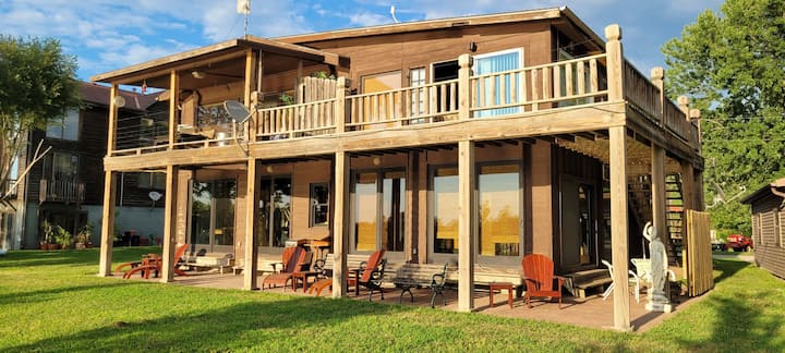 Quaint And Peaceful Waterfront Cabin, Unit #2 - Saint Joseph, MO
