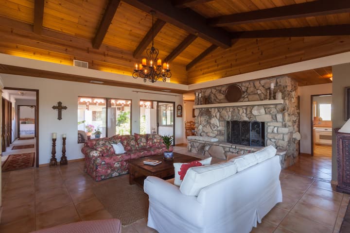 Hilltop Retreat With Amazing Views - Paso Robles, CA