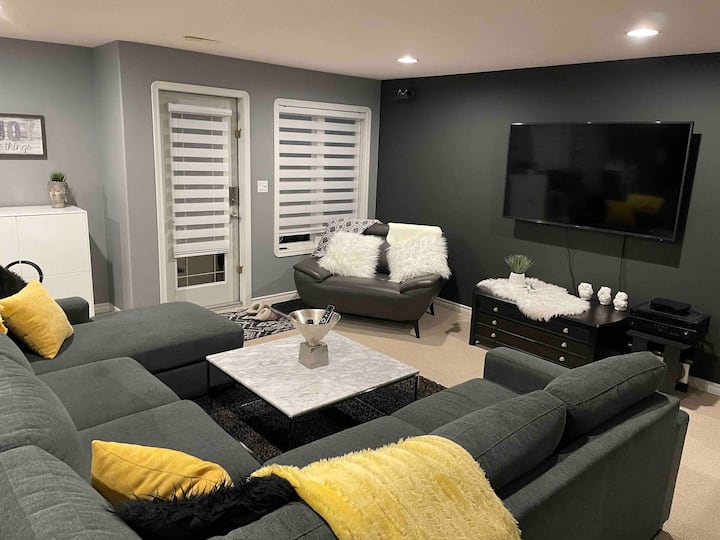 Sunrise House-walkout Bungalow, Backyard Oasis - Medicine Hat