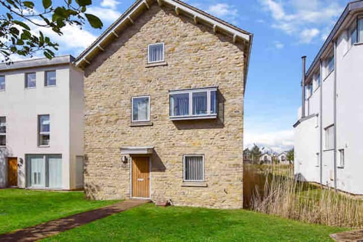 Beautiful Lake House - Cirencester