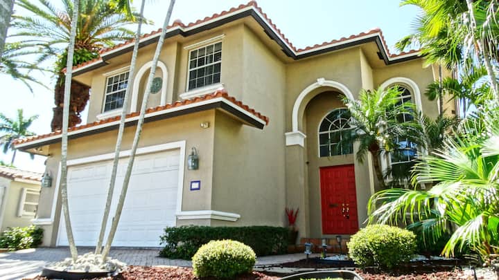 Beach House Walk To Beach, Heated Pool - Hollywood, FL