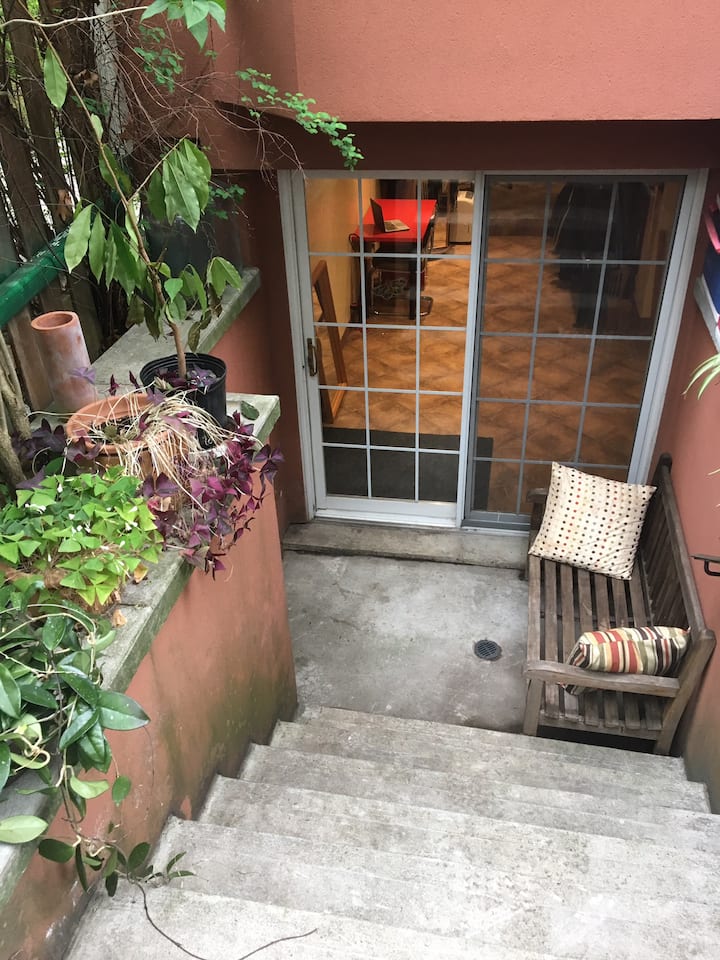 Hotel-style Nightly-rental: Gardenview-apt In Bwv. - Toronto, ON