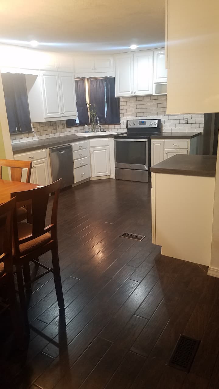Spacious Ranch Near Airport & Downtown With Garage - Omaha, NE