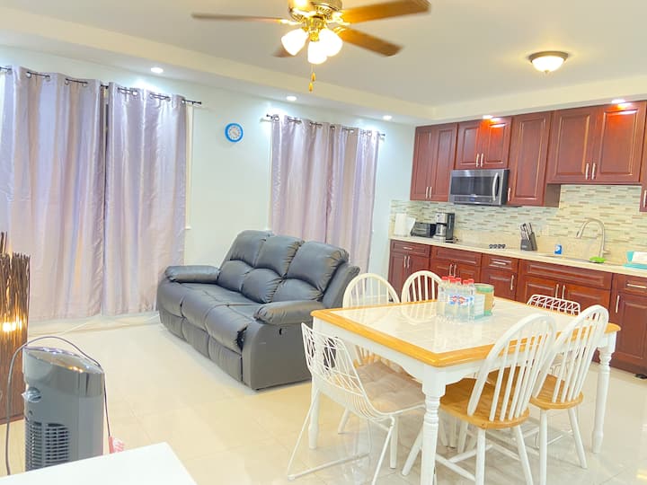 3 Bedrooms /1bath,near Shopping Center , Freeway - Honolulu, HI