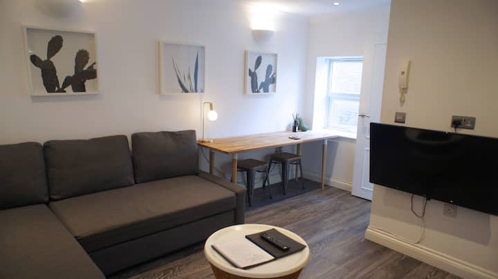 *Tulip 3* One Bedroom Apartment Near Brick Lane -