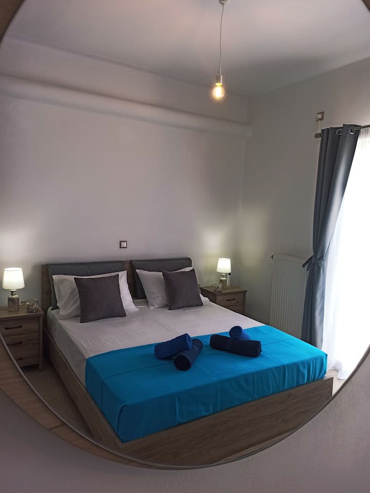 Efrosini's House
Κυκλαδίτικο διαμέρισμα 69 τετραγωνικών, ισόγειο,με ανεξάρτητη είσοδο λίγο πιο έξω από την Παροικιά,σε ήσυχη γειτονιά,1,5 χιλιόμετρο από το λιμάνι της Παροικιάς και μόλις 11 λεπτά με τα πόδια,από τις παραλίες "Λιβάδια" και τον ΝΟΠ. - Antiparos
