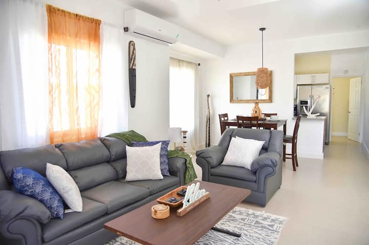Recess Stays – 2br, 3 Beds, Pool & Grill - Jamaica