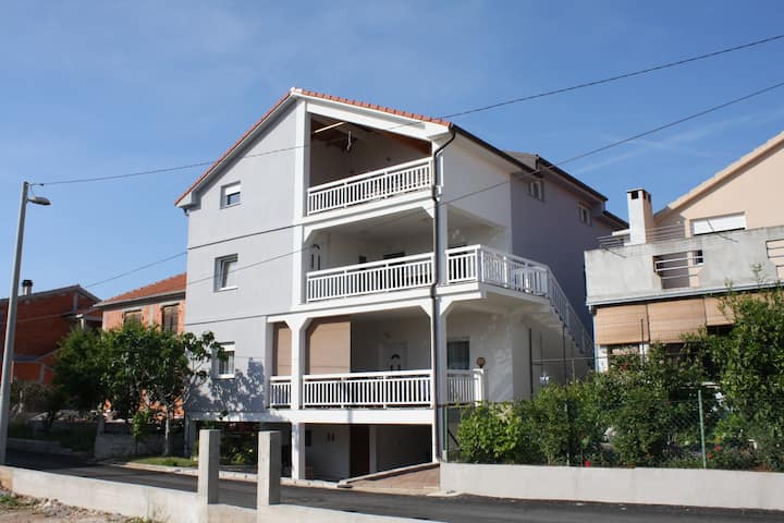 Prelijep Apartman Sa 4 Sobe, 2 Kupatila I Terasom - Zadar