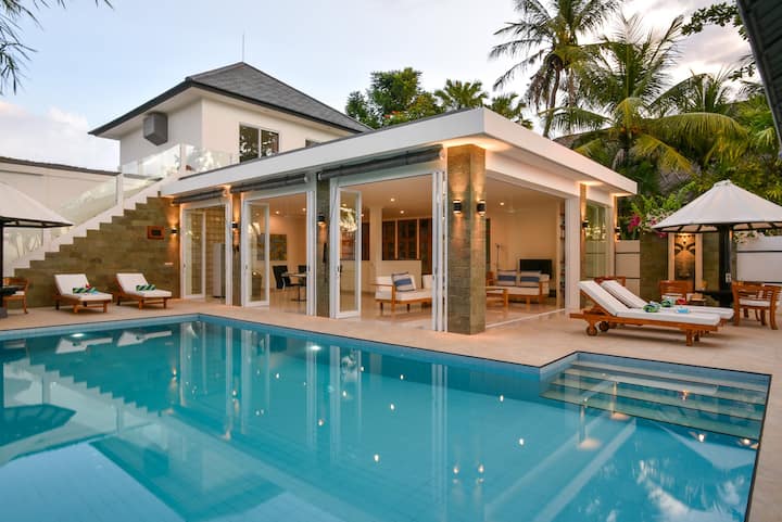 Modern & Luxury Beachfront Private Villa - Munduk