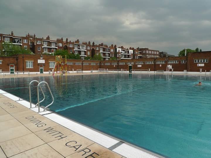 Sunny Flat On Hampstead Heath - London