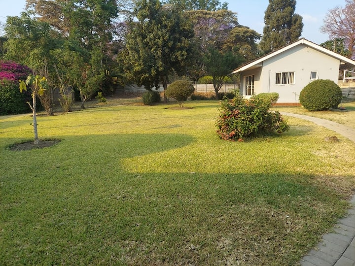 Adorable 1 Bedroom Guest House With Wifi And Pool - Harare