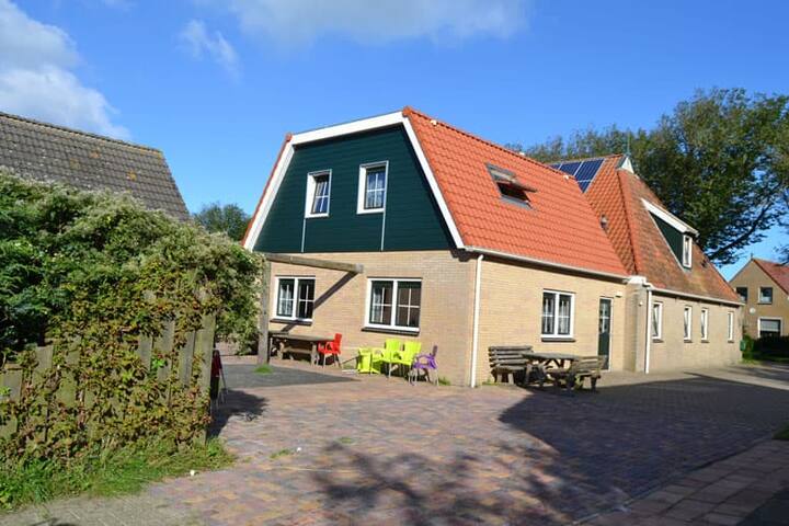 Fijne Woning Met Veel Ruimte Nabij Strand En Wad - Nes