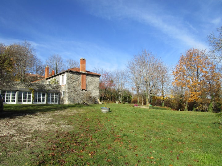 Maison Familiale En Pierres De Volvic - Châtel-Guyon