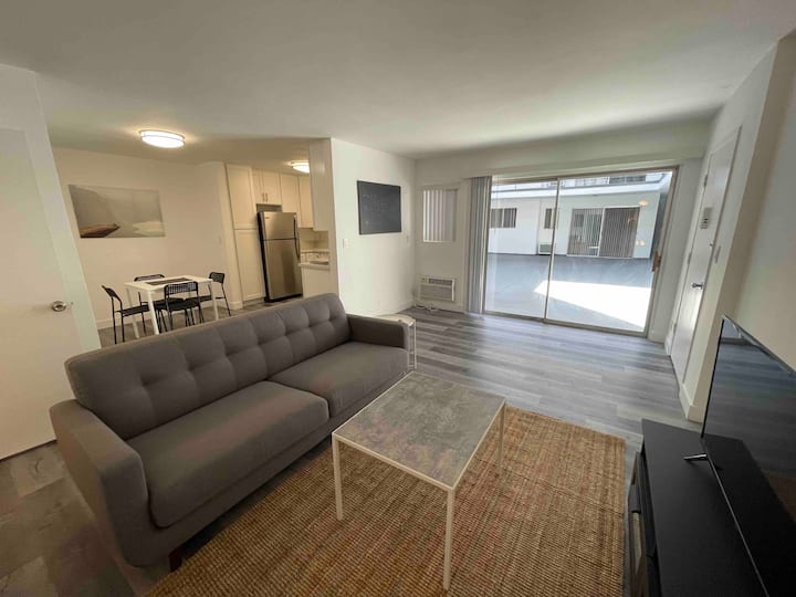 Great 2bd/1ba With Parking In Perfect Location! - West Hollywood, CA