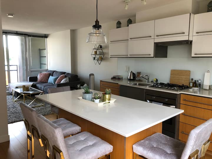 Bright Corner Condo With Free Parking - Vancouver