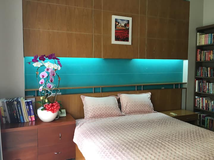 Comfortable And Natural Light Room In District 1 - ベトナム