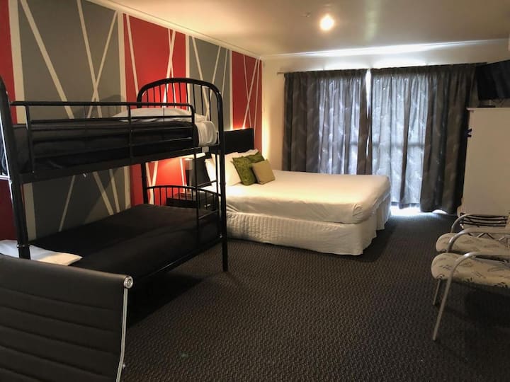 Family Room W/ City View/parking - Taupō