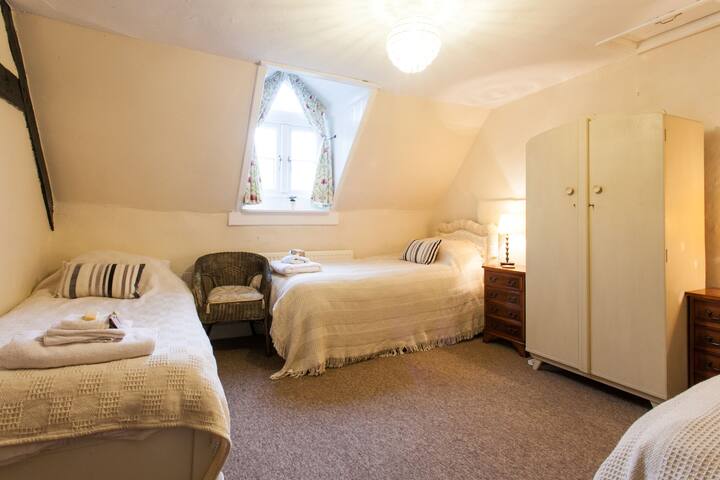 Suite Of 2 Bedrooms And A Large Shower Room. - Symonds Yat
