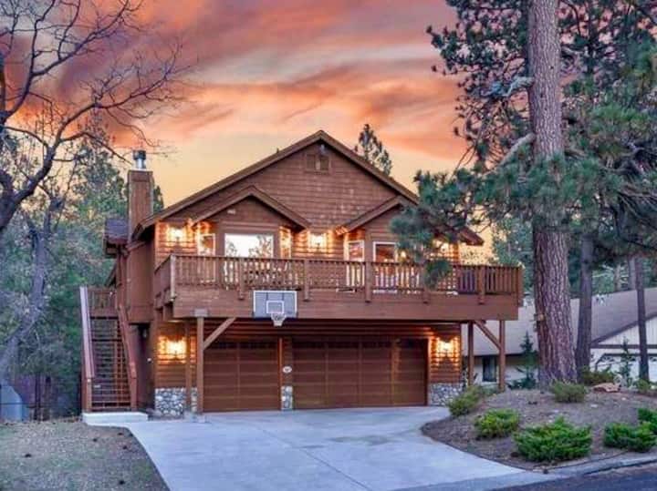 Luxury Cabin Minutes To Slopes & Lake W/hot Tub! - Big Bear, CA