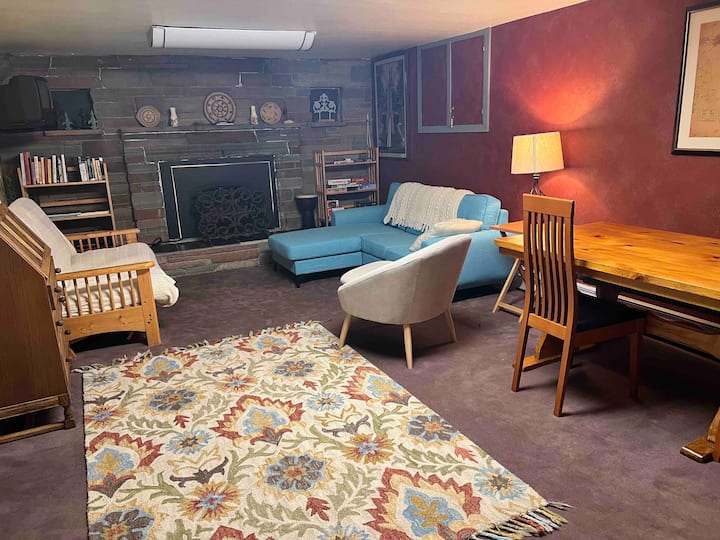 Charlotte's Urban Cottage - Alaska Zoo, Anchorage