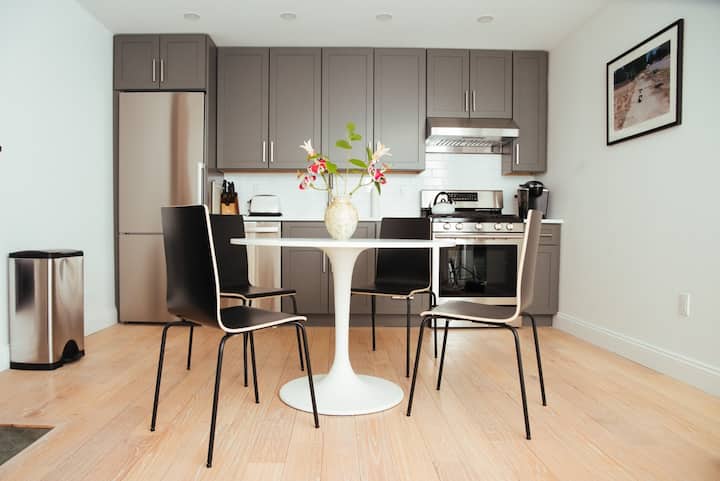 Newly Renovated Apartment With Garden In Townhouse - New York