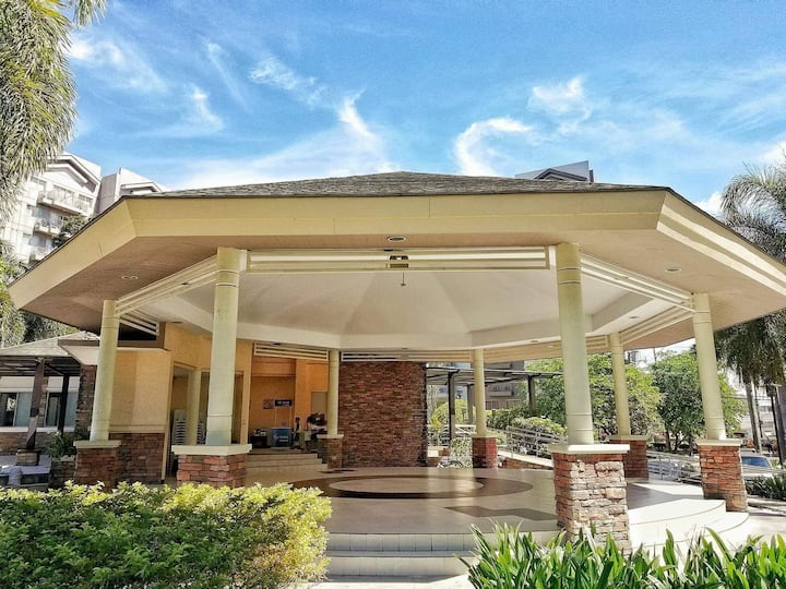 Fully-furnished Condo Near City, Malls & Airport - Parañaque