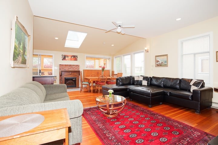 Charming Top-floor Retreat In The City - Victoria